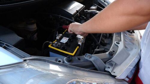 Mengenal Karakteristik dan Fungsi Aki Mobil - frans - anakteknik.co.id